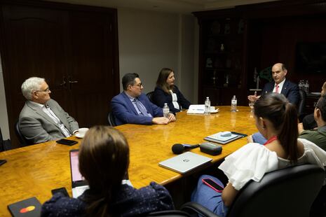 Exclusiva: Ministro de Economía detalla plan para frenar la deuda y ...